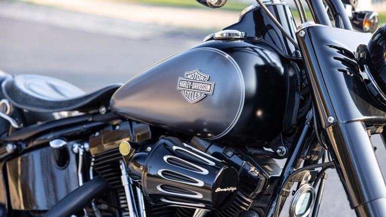 Photos - Rétromobile 2026 : cette moto a appartenu à Johnny Hallyday ...