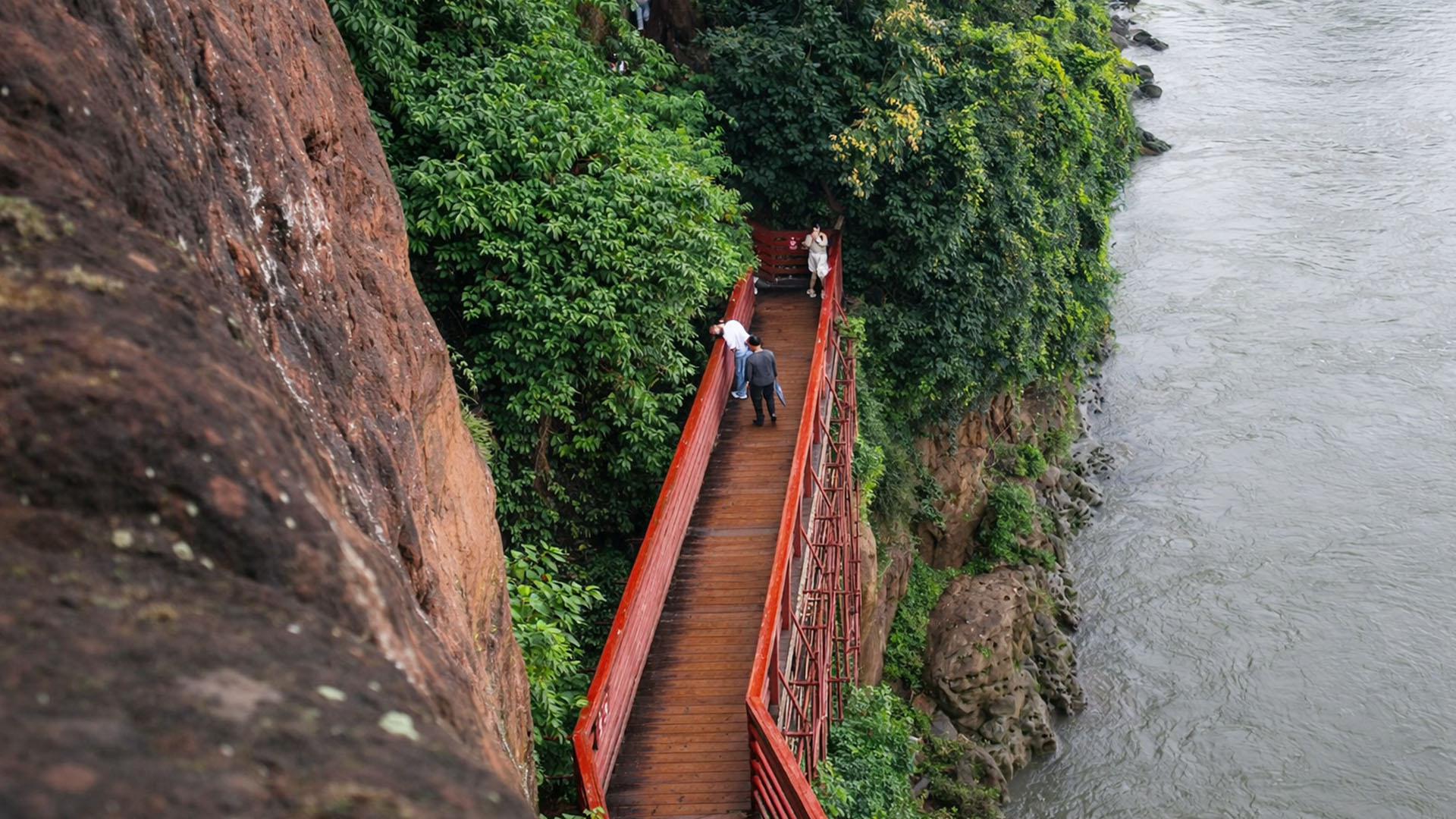 Walking Between Nature and History Leshan China
