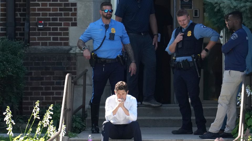 The Minneapolis mayor 'grabbed the megaphone' and told ICE to leave his ...