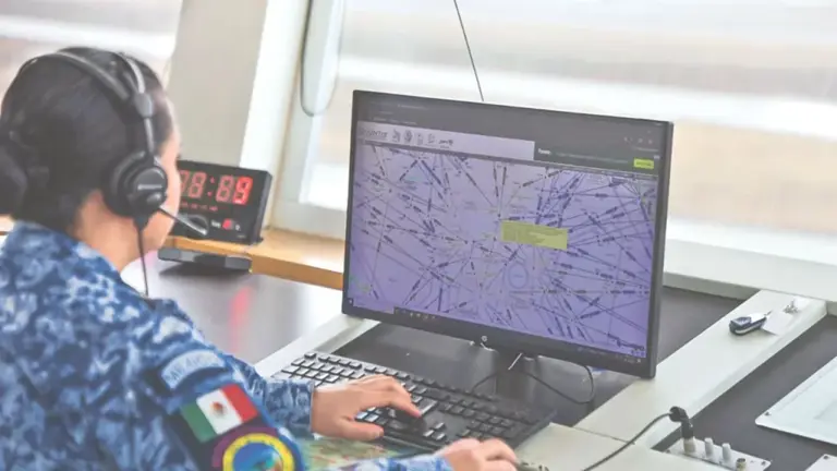 Dulce Herrera vigila el despegue y aterrizaje de aeronaves en el AIFA