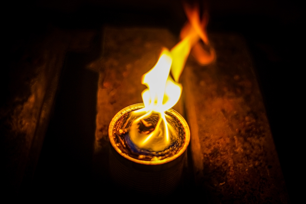 Karin har sendt over 600 hjemmelavede skyttegravslys afsted til Ukraine ...