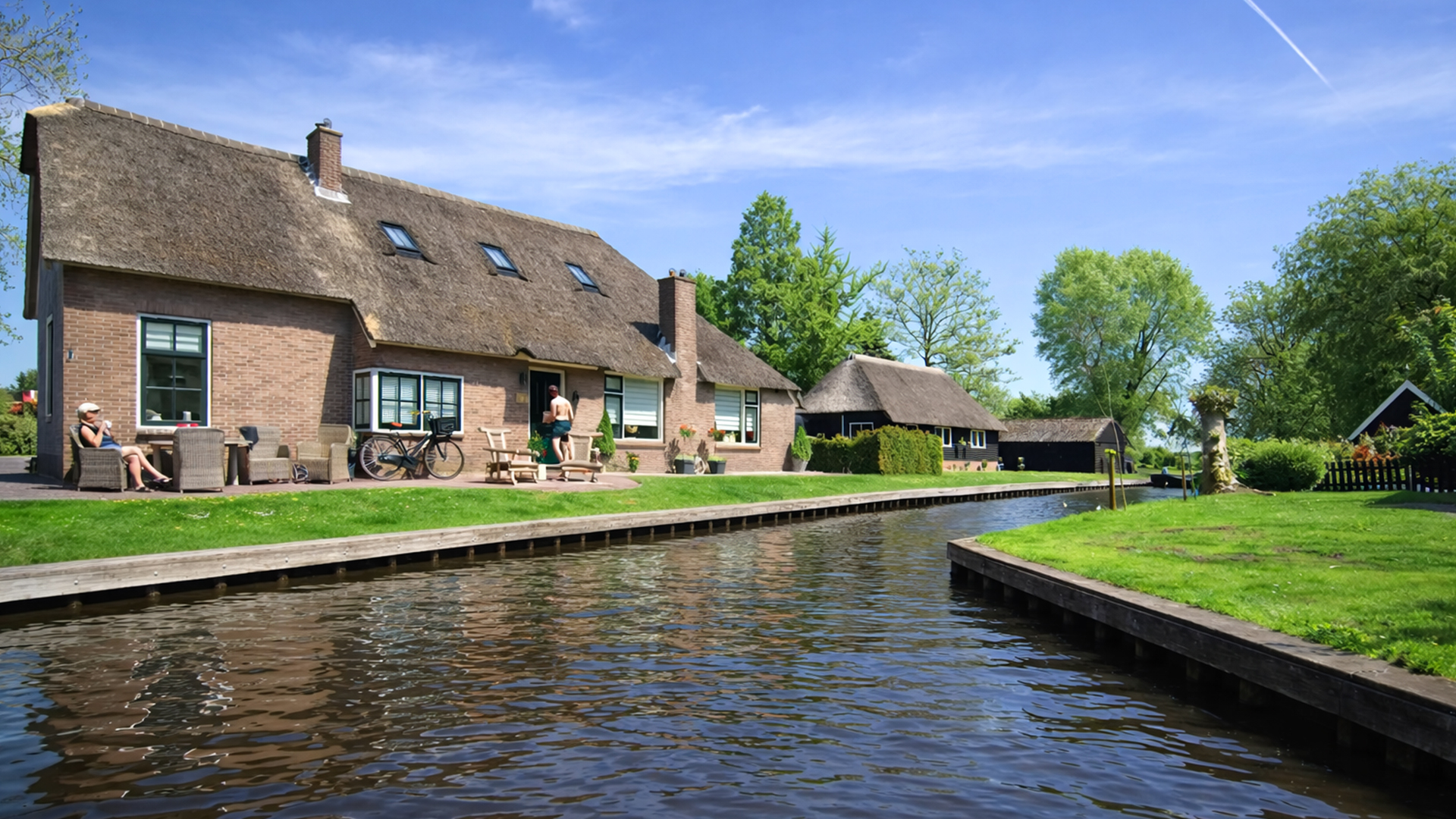 Giethoorn scenic boat tour in Dutch fairy village (4K)