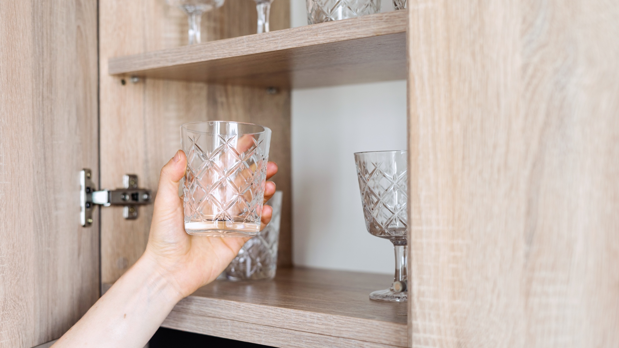 Glazen rechtop of ondersteboven in de kast: zo berg je ze het best op