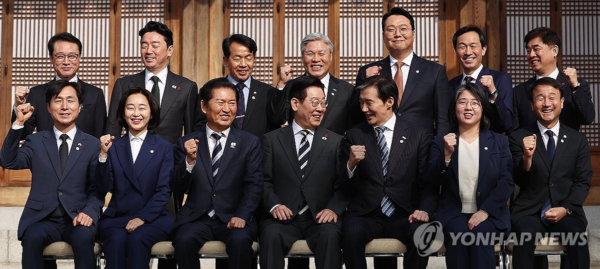 Lee meets political parties' leaders