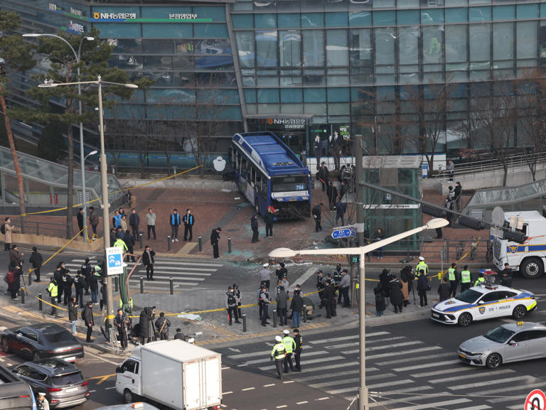Seoul bus near Seodaemun station crashes into building, 13 injured