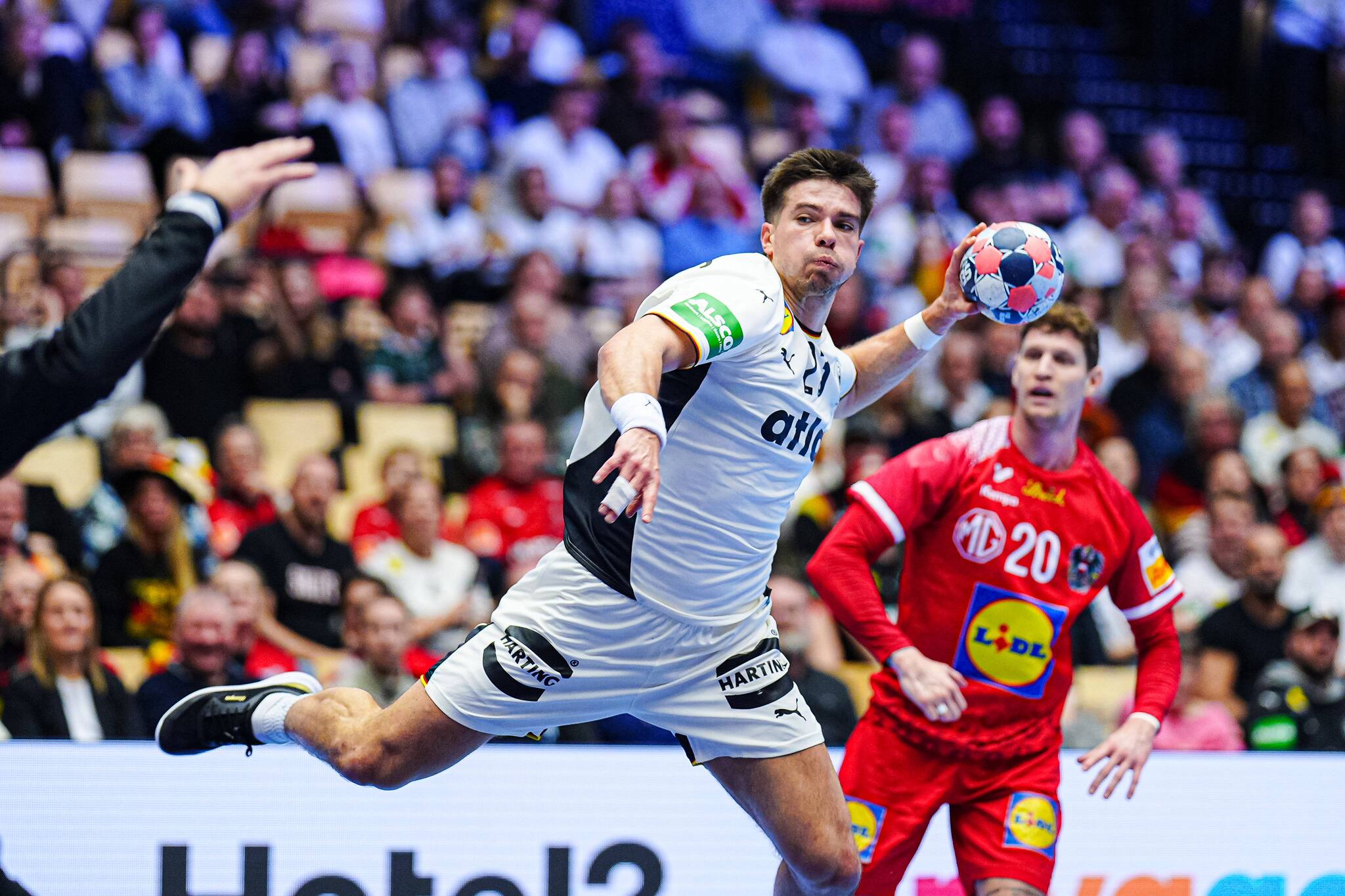 Bei der Handball-EM: „Ally-Pally-Wespe“ landet in Auszeit auf Hannovers ...