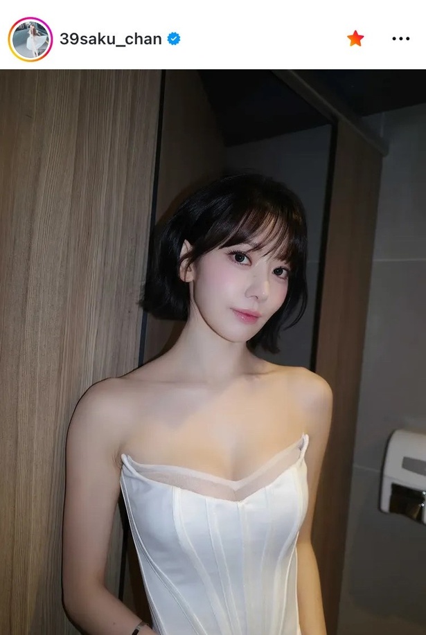 LE SSERAFIM・SAKURA、オフショルドレスで肩×美デコルテが眩しい美肌輝く姿に「プリンセス」の声