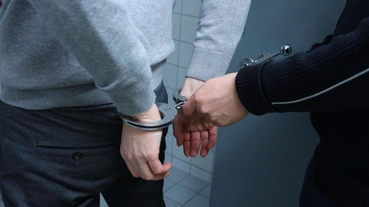 Χειροπέδες σε 17χρονη και 14χρονο για παιδική πορνογραφία στο Λαύριο ...