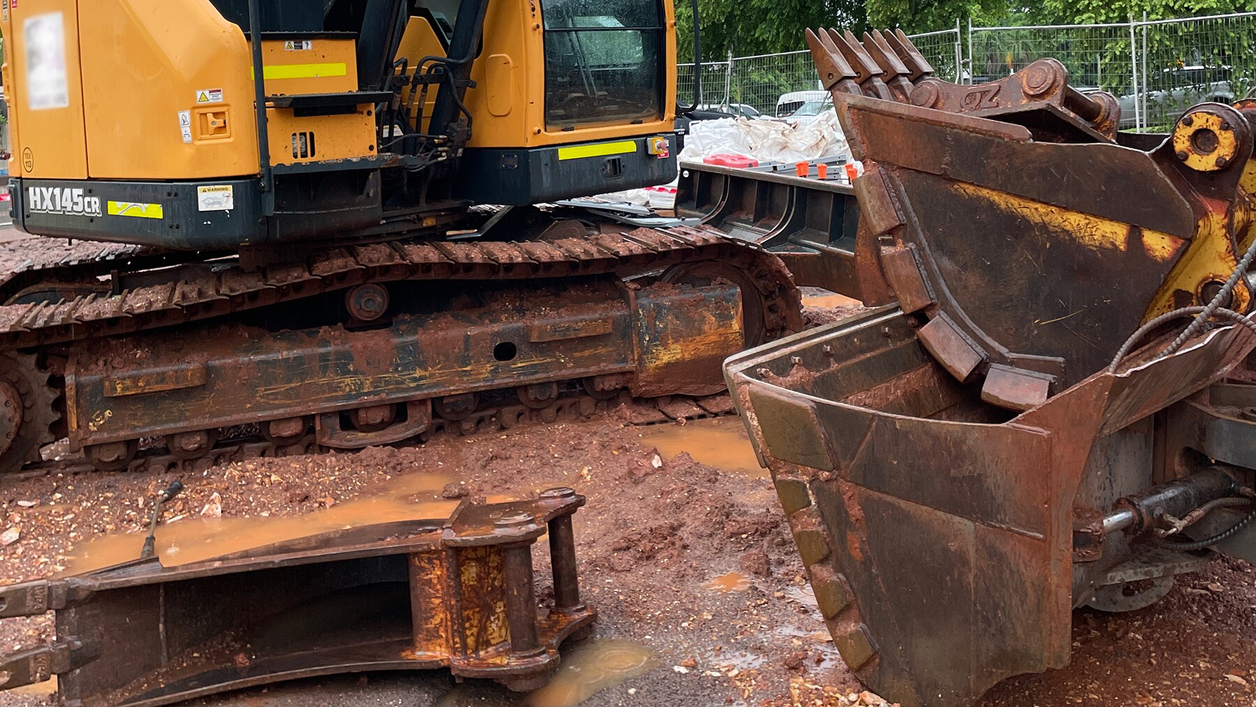 Construction worker 'seriously injured' by falling excavator bucket at ...