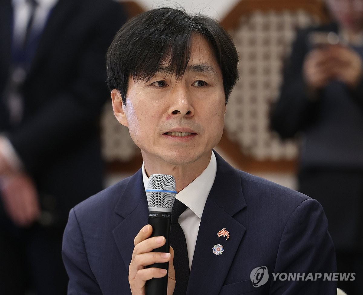 Lee meets political parties' leaders