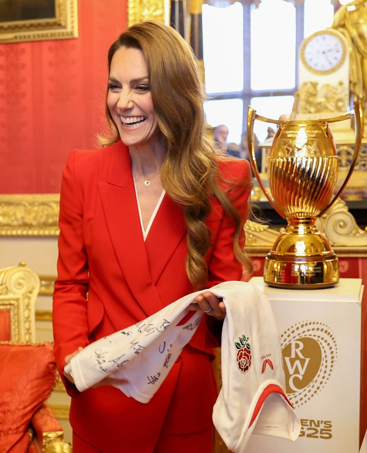 Kate Middleton in rosso Alexander McQueen, il look incanta Windsor