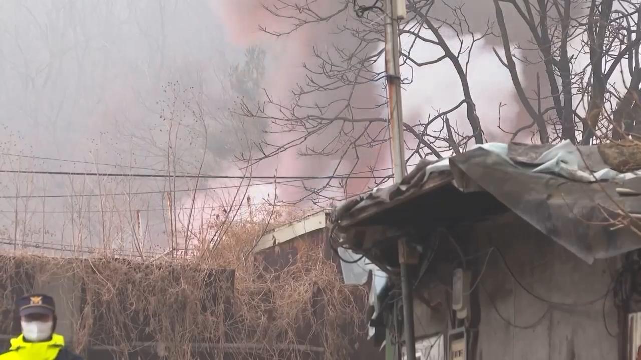 Residents flee after a fire in one of Seoul's last-remaining shanty ...
