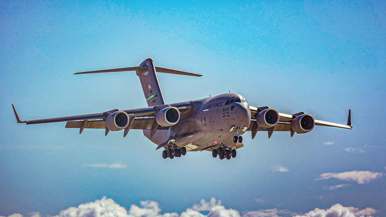 Does the C-17 Globemaster have the same engines as the Boeing 757?