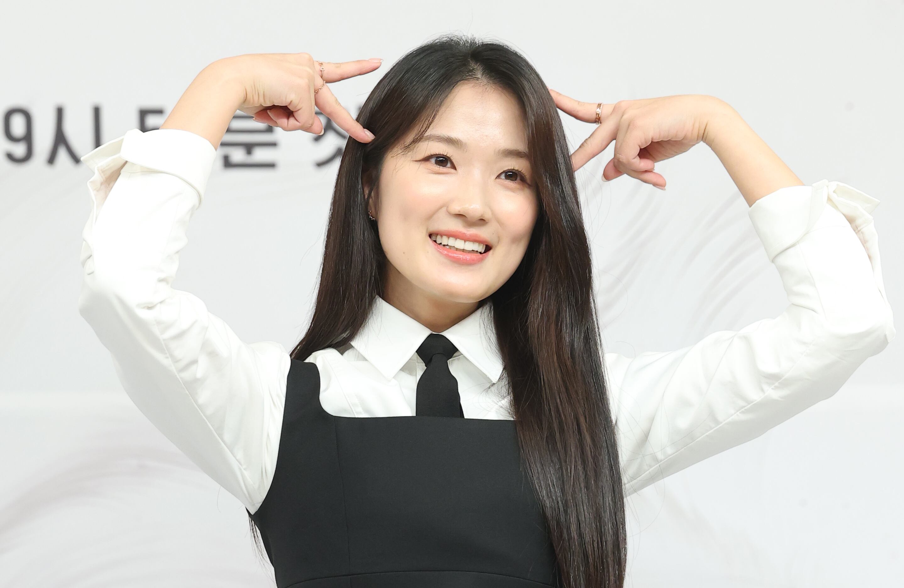 Kim Hye-yoon cancels Osaka fan meeting due to organizer circumstances
