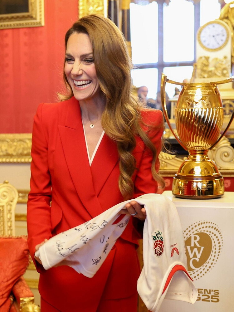 Kate Middleton in rosso Alexander McQueen, il look incanta Windsor