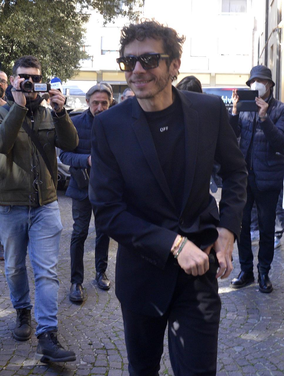 La guerra dei Rossi in tribunale. Vale denuncia la compagna del padre ...