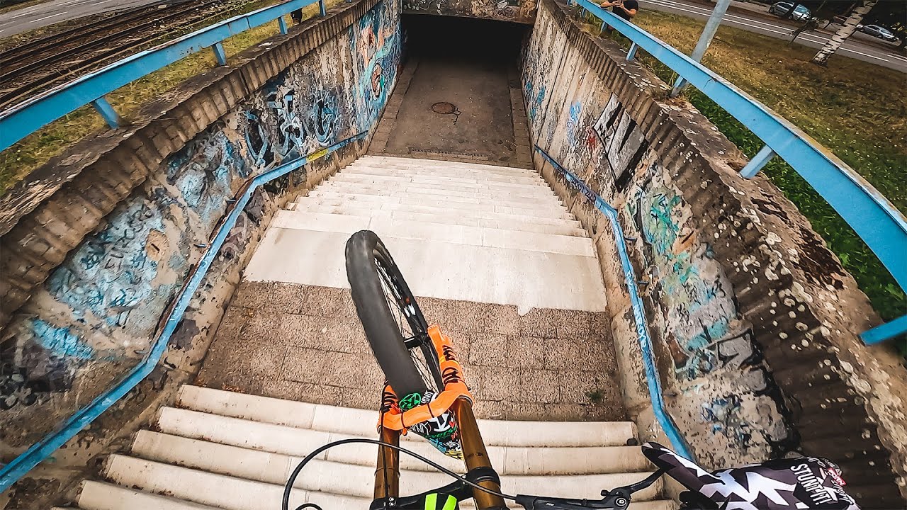 Urbanes Freeride-MTB: Street-Riding und Mini-Kicker-Rampen-Session
