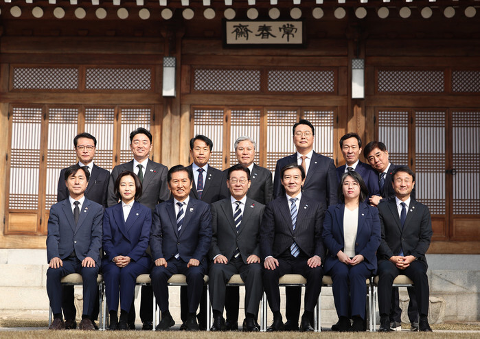 Lee meets political parties' leaders