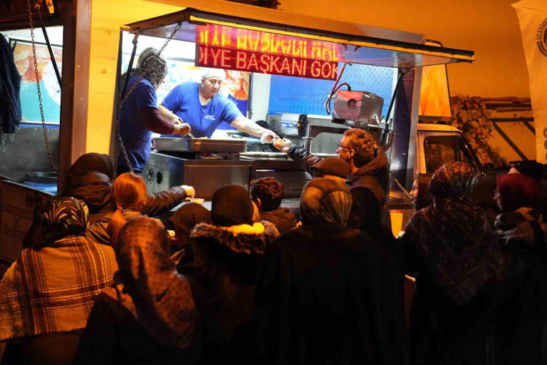 Kartal Belediyesi’nden miraç kandili dolayısıyla vatandaşlara lokma ikramı