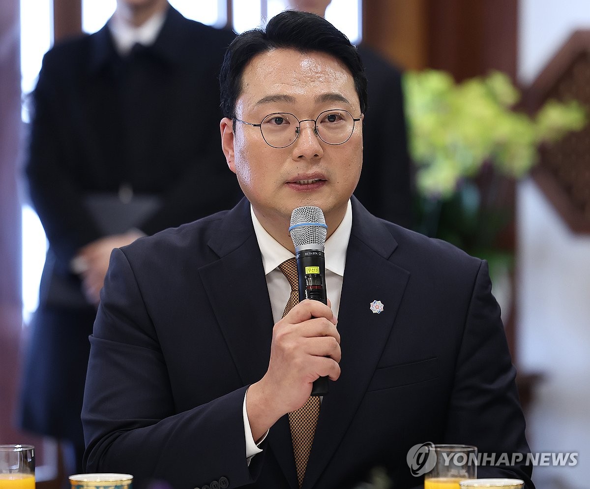 Lee meets political parties' leaders