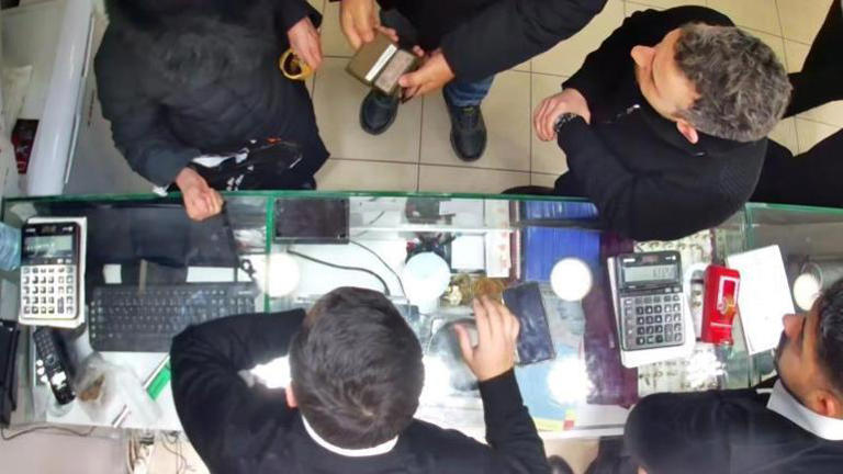 Yaşlı kadın korkudan titreyerek geldi, esnaf durumu fark etti: Benzer ...