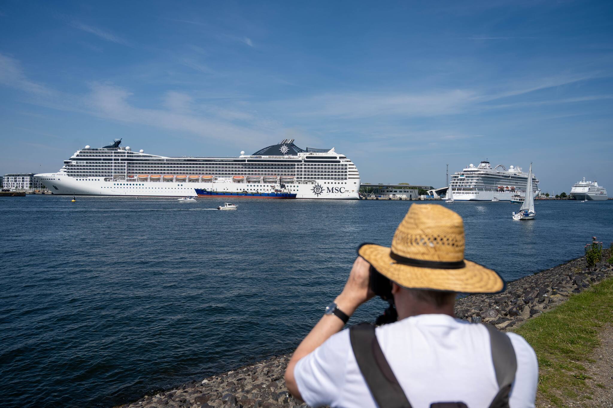 Mehr als drei Millionen Passagiere auf Fähren und Kreuzfahrtschiffen in ...