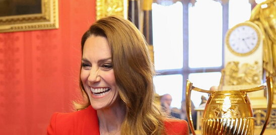 Kate Middleton in rosso Alexander McQueen, il look incanta Windsor