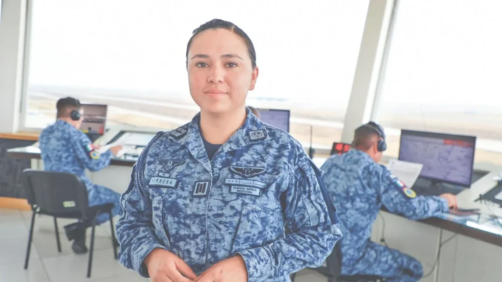 Dulce Herrera vigila el despegue y aterrizaje de aeronaves en el AIFA