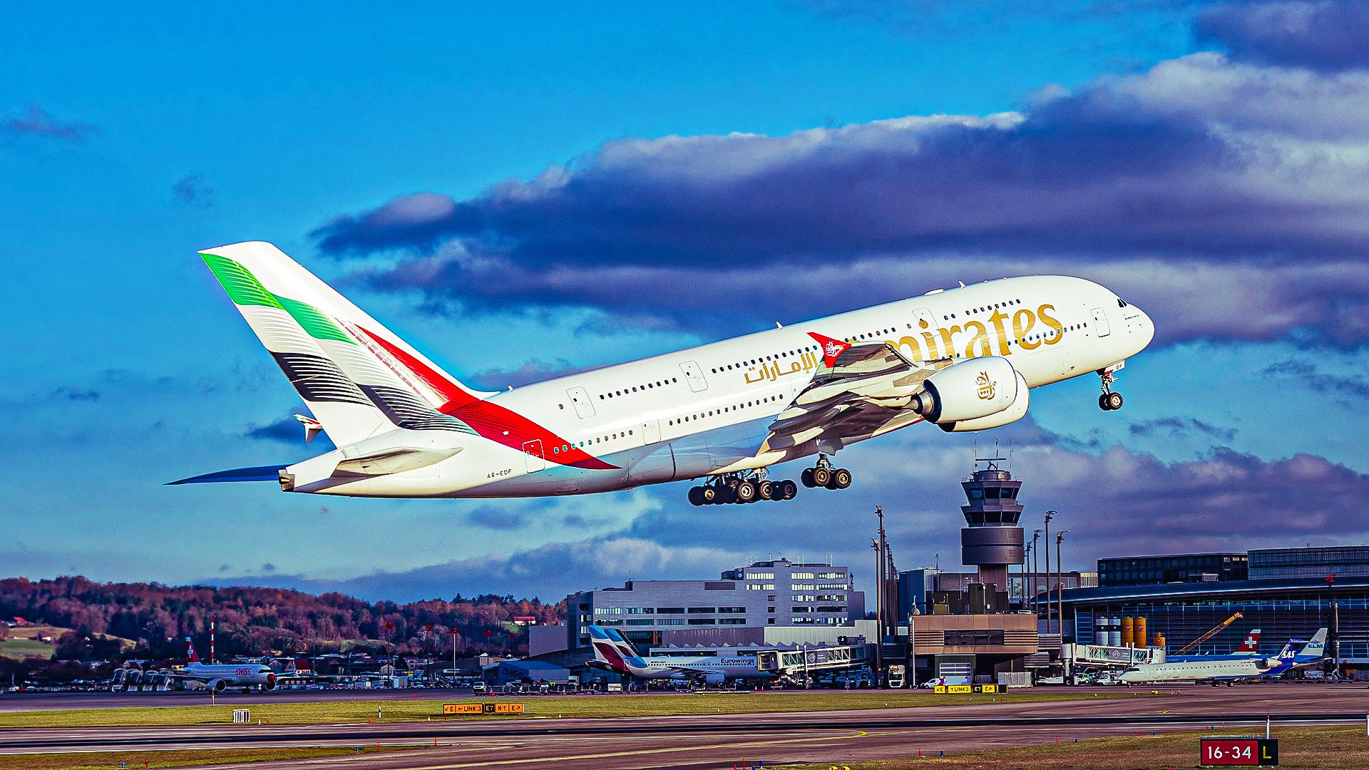 How many hours can the Airbus A380 fly without refueling?