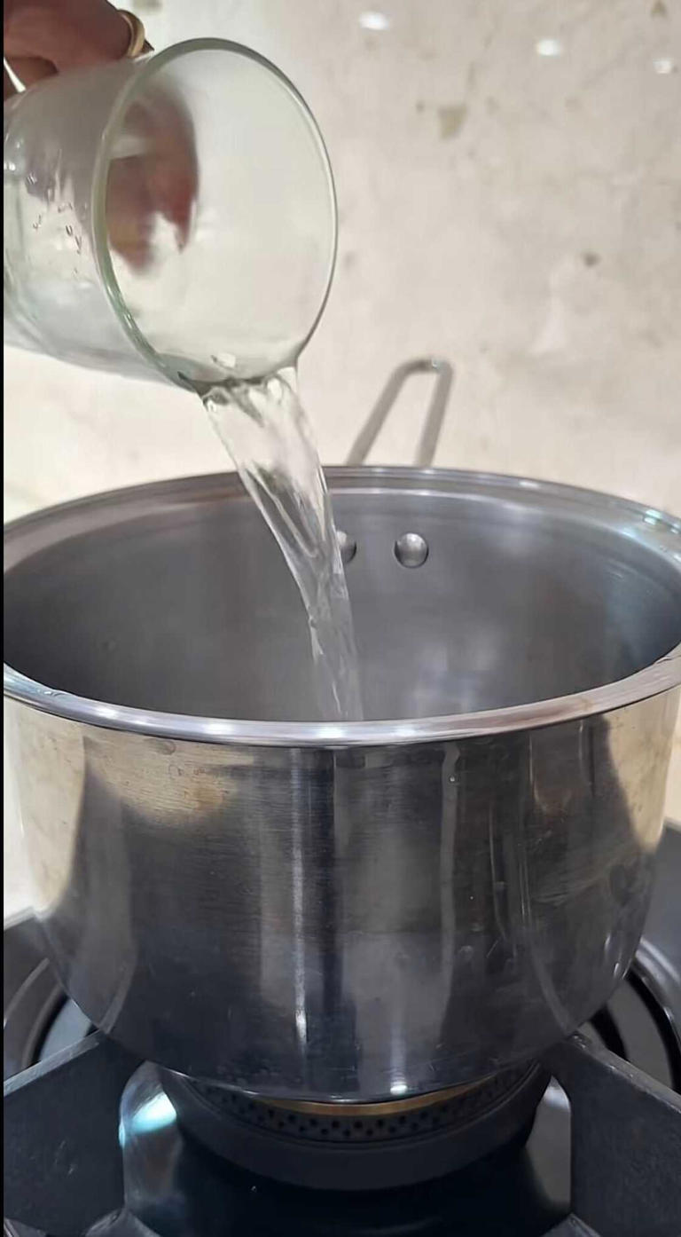 You deserve your flowers: SA is impressed as woman makes homemade ...