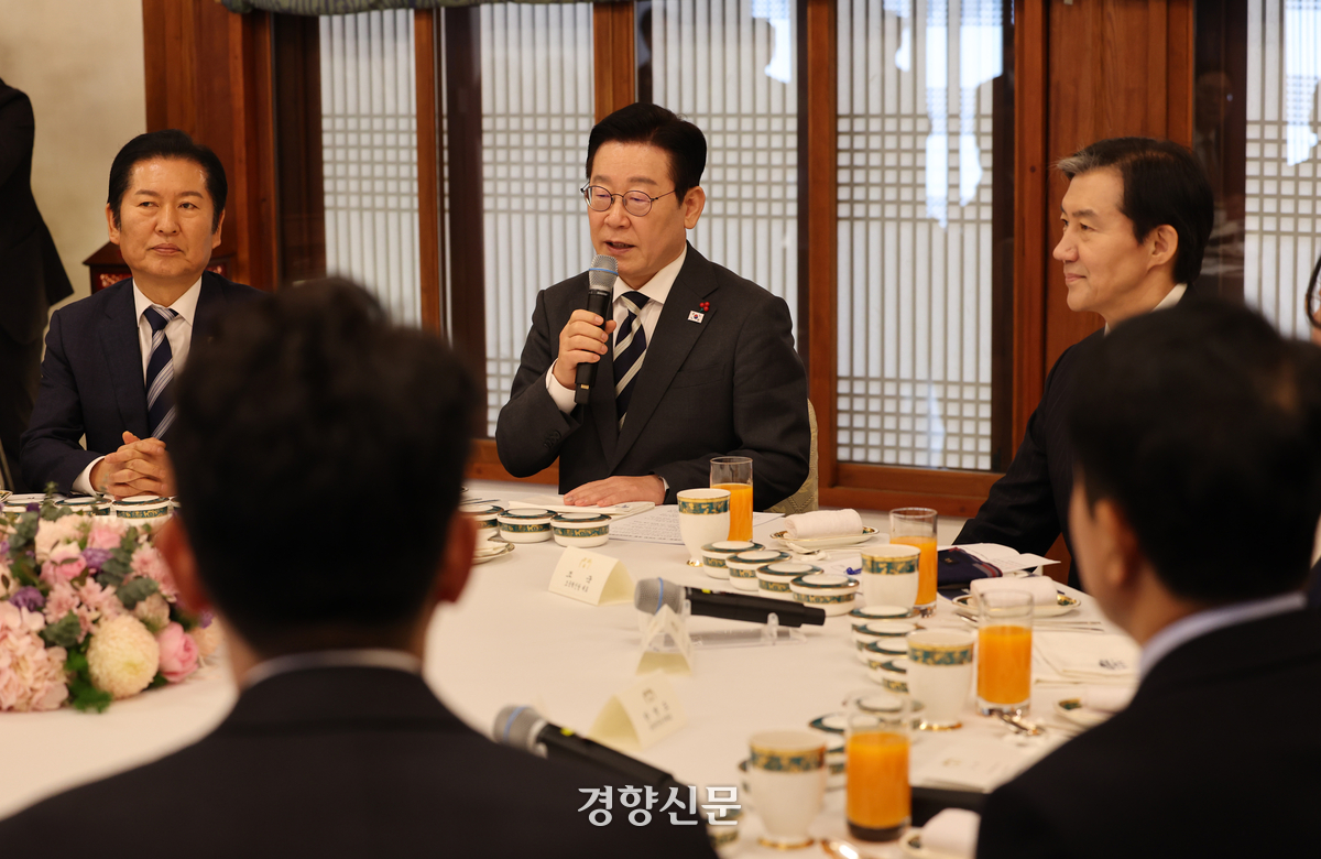 이 대통령 “대통령은 민주당 아니라 전 국민 대표…빨간색 섭섭하지 않게 역할”