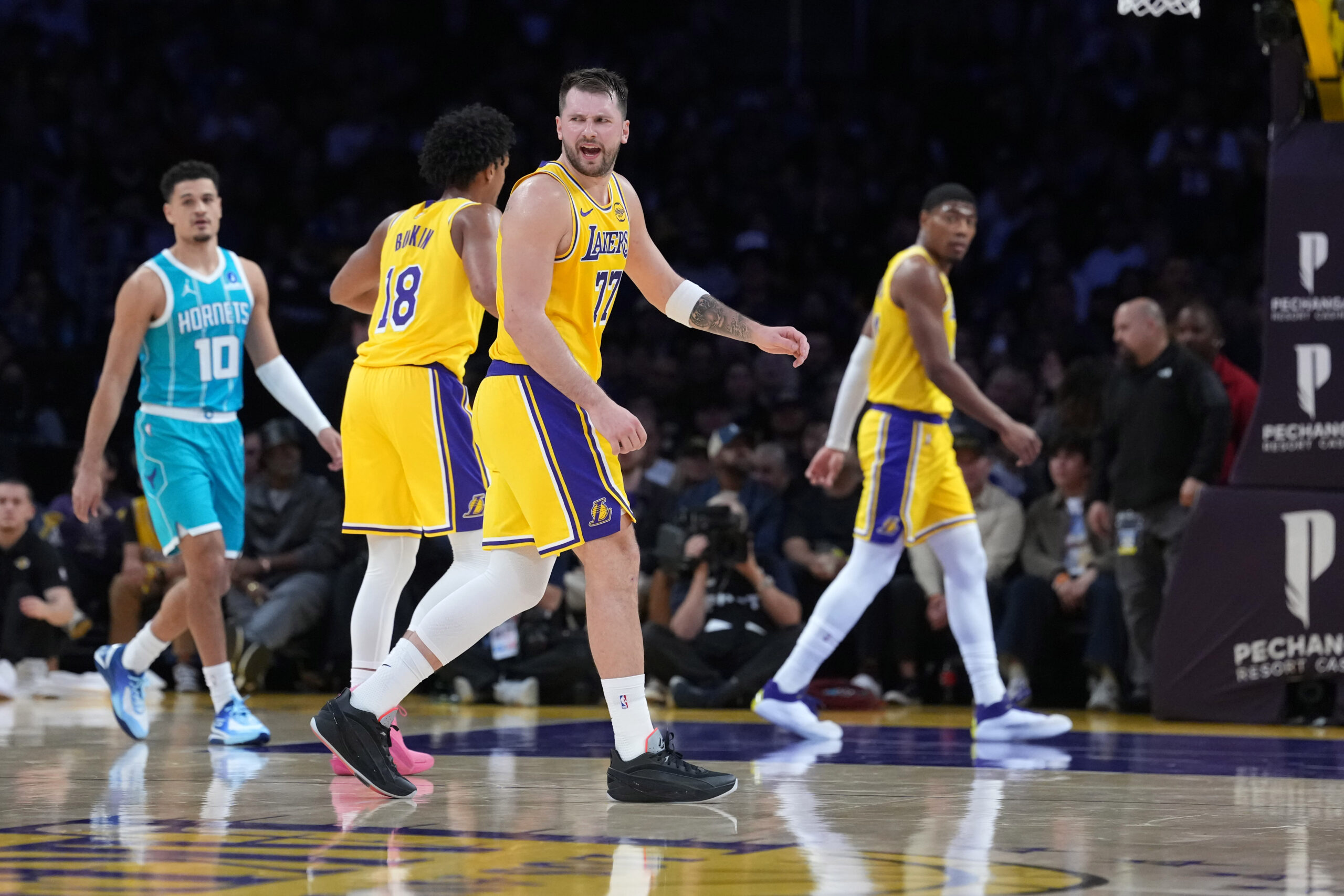 Lakers let another one slip as familiar cracks widen in loss to Hornets ...