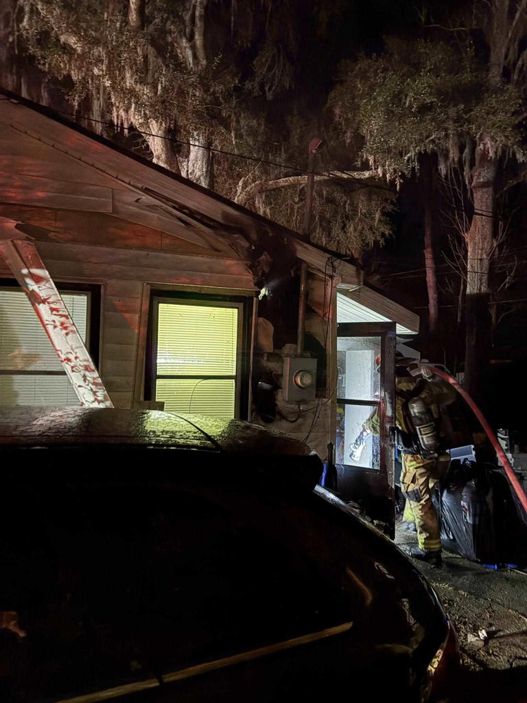 Early-morning fire in Savannah displaces family of five