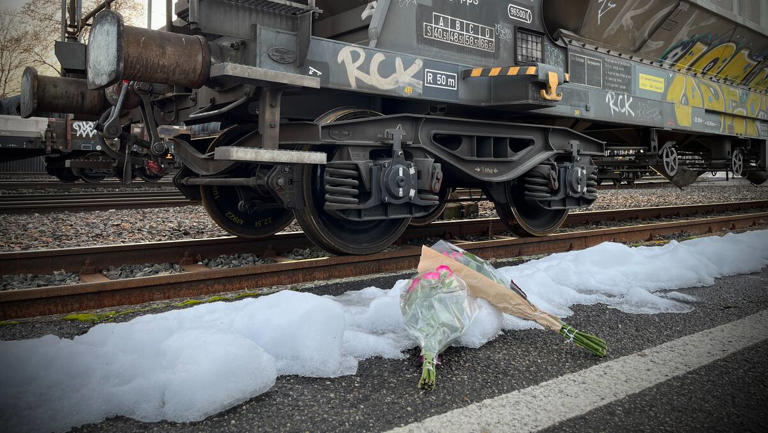 « On l'a à peine reconnu »: Un ado meurt électrocuté en montant sur un ...