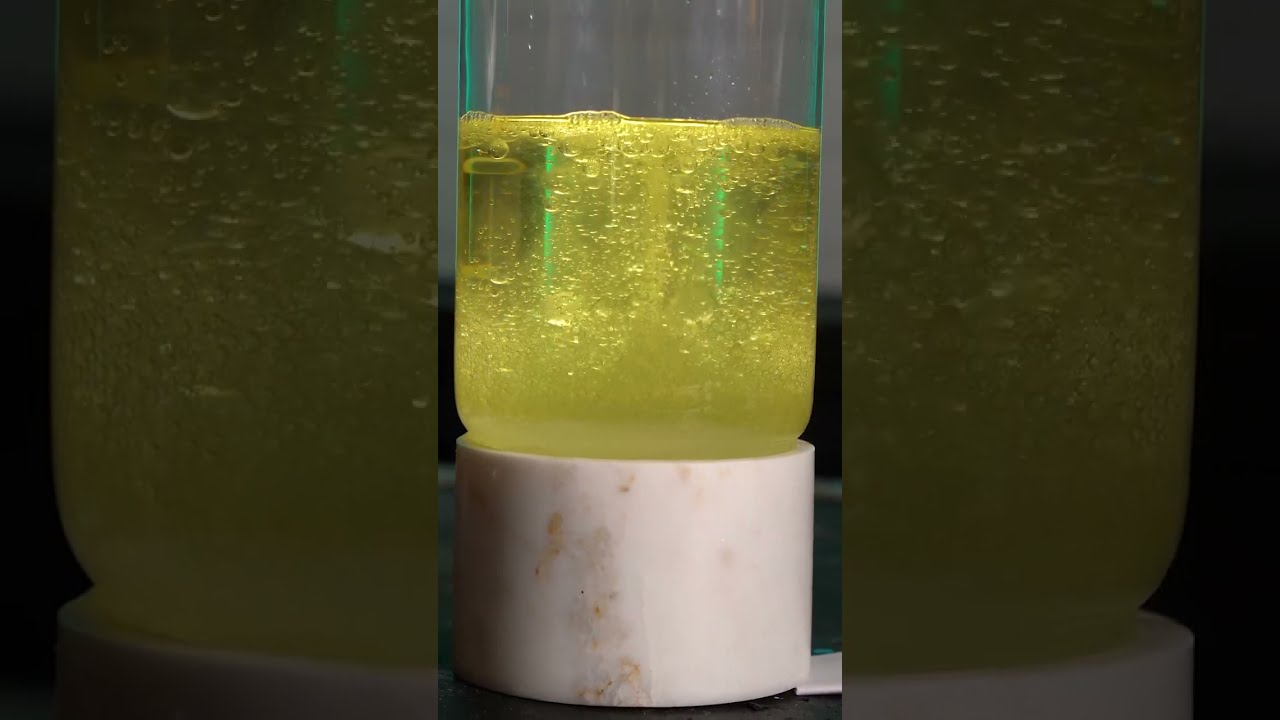 A satisfying visual trick using water and oil interaction