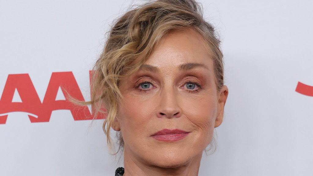Sharon Stone calls out 'kids' on her table during awards show ...