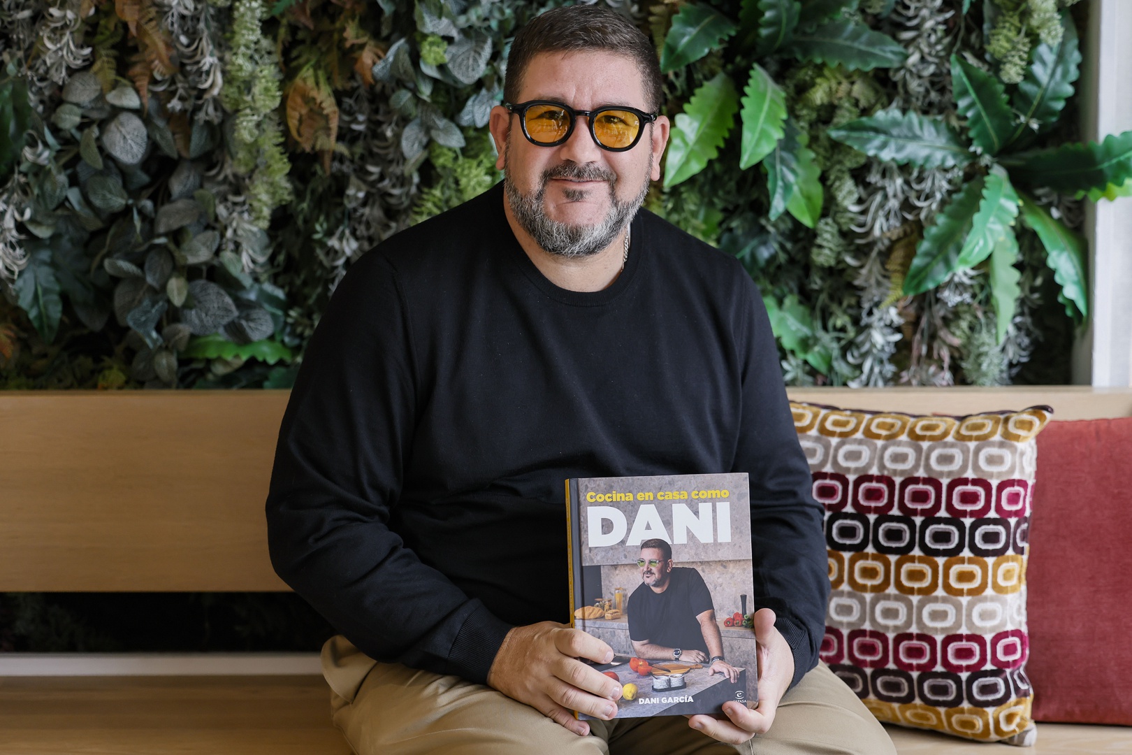 El chef Dani García abre la cocina de su casa con su recetario más familiar