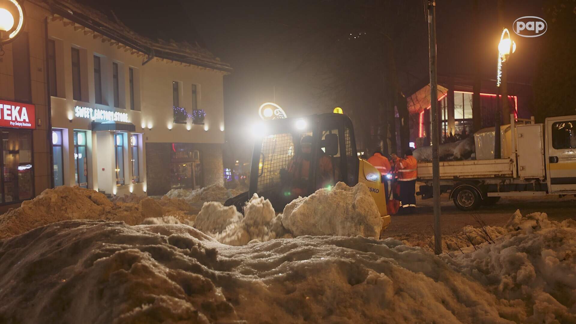 Zakopane zmaga się z nadmiarem śniegu; trwają nocne akcje jego wywozu