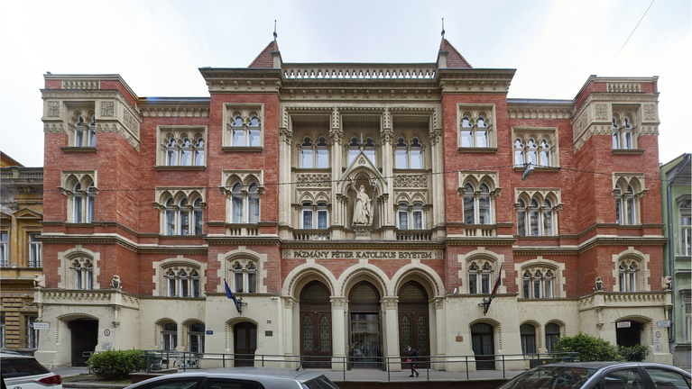 Döntött a bíróság, vissza kell venni az LMBTQ-tanulmánya miatt kirúgott ...