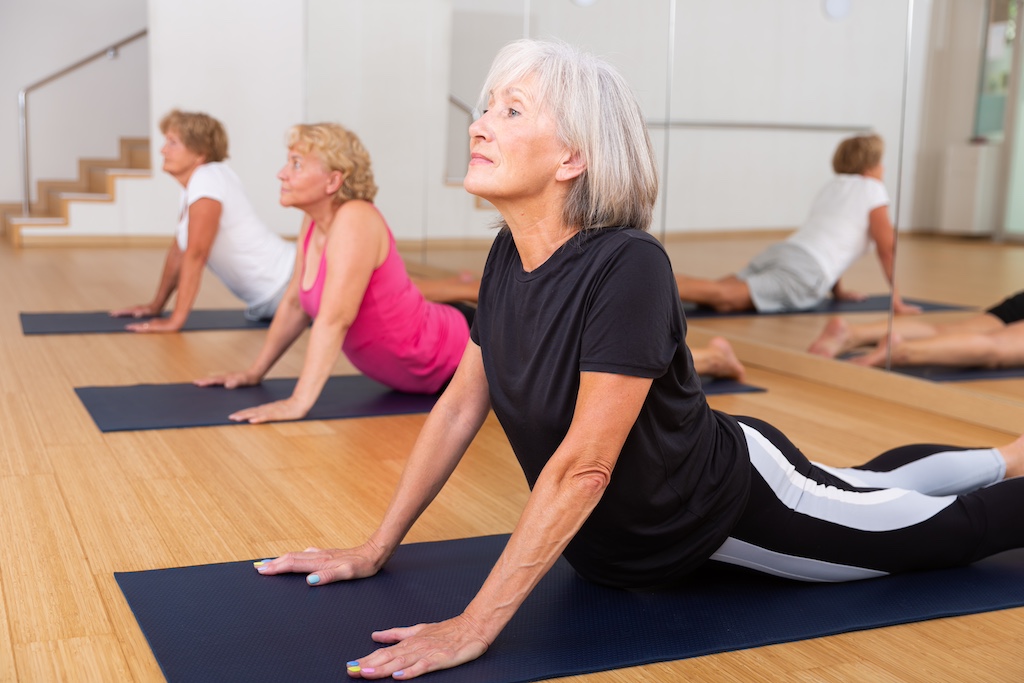 Marche rapide, yoga sur chaise… Ces sports sans impact sont ceux qui ...