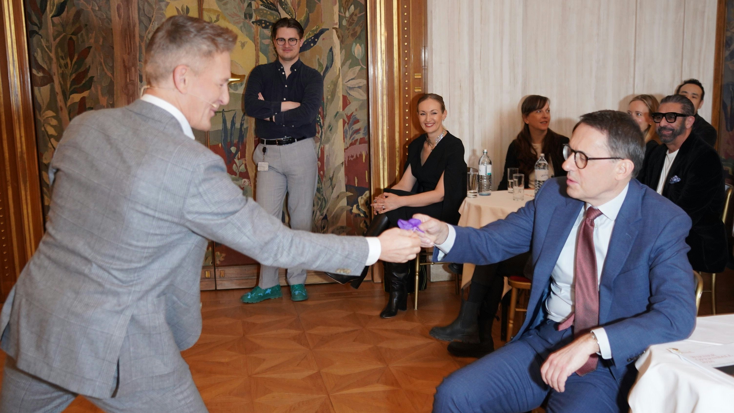 Zum Essen! Knoll verteilt plötzlich Opernball-Blumen