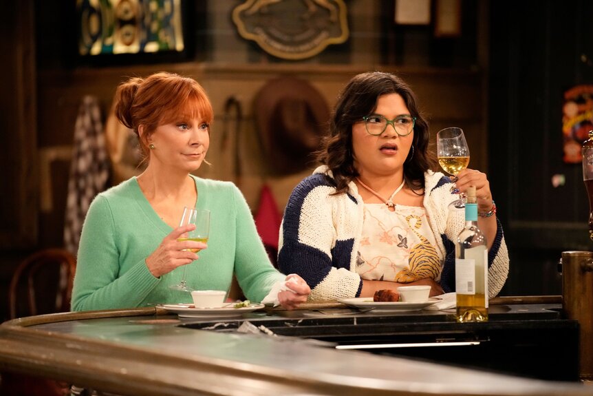 Reba McEntire is back in a new episode of Happy's Place — here's what ...