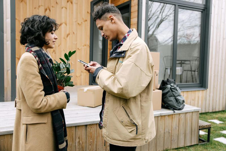 7 clear signs he's only giving you the bare minimum