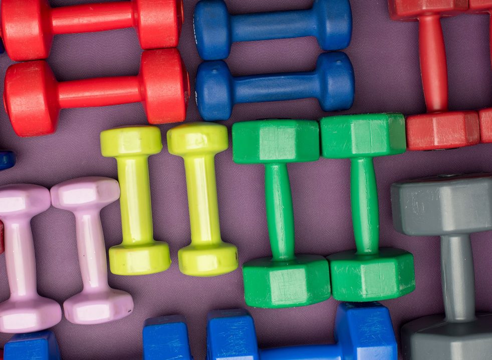 I'm a certified trainer and here are 5 dumbbell exercises that build ...