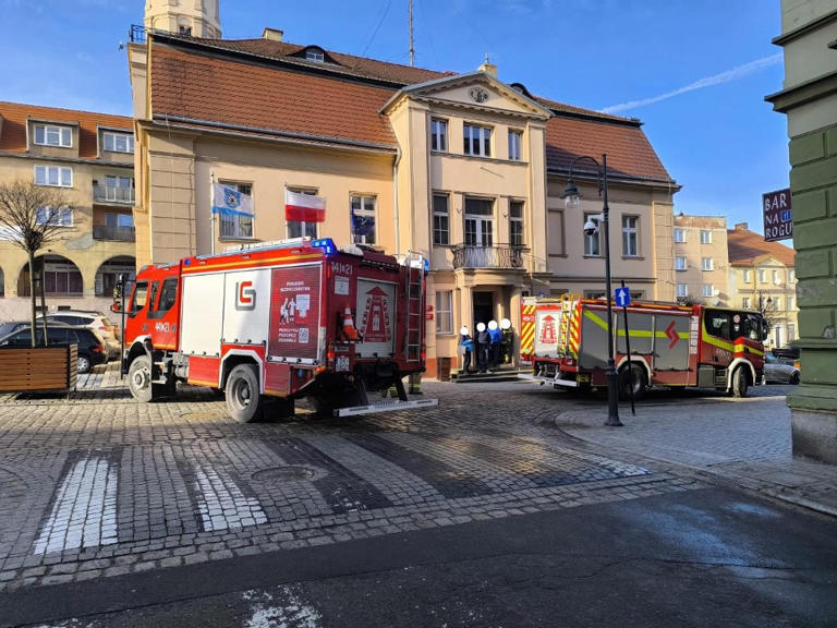 Ewakuacja urzędu miasta w Bolkowie. Na miejscu pracuje grupa chemiczna ...