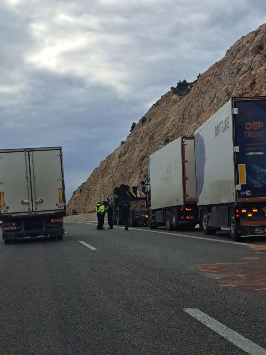 Σύγκρουση δύο φορτηγών στα Μέγαρα: Κλειστή η δεξιά λωρίδα κυκλοφορίας ...
