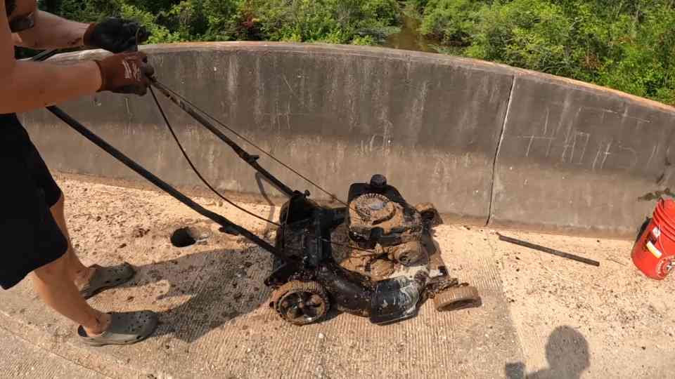 She dropped a giant magnet and found stolen tools