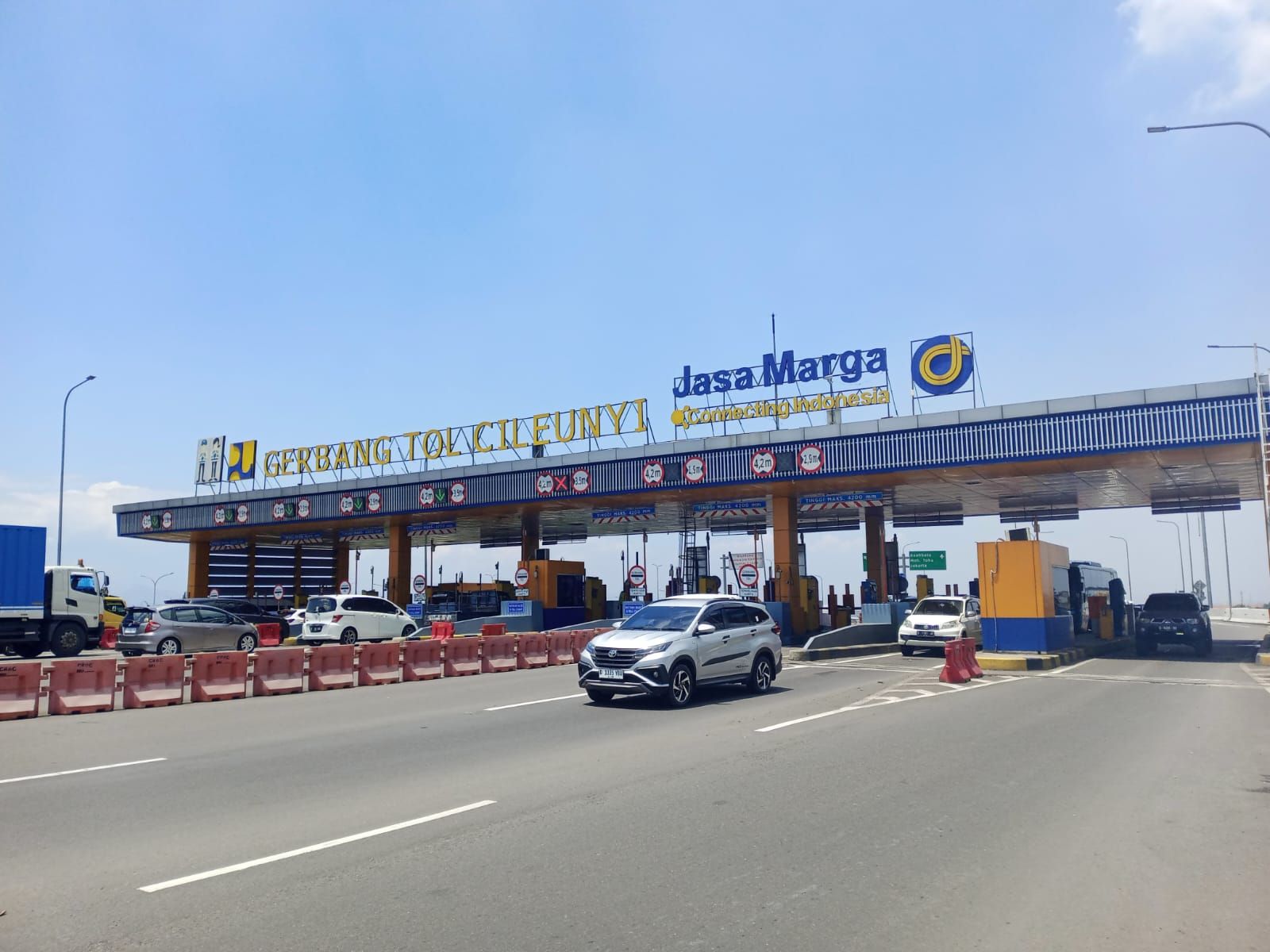 Sebanyak 173 ribu kendaraan tinggalkan Jabotabek pada libur panjang ...