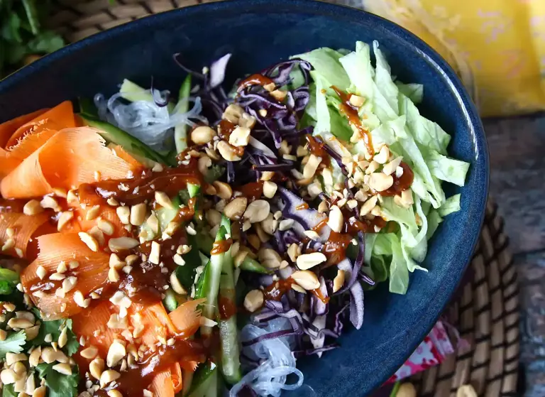 Pirinç eriştesi, karides ve baharatlı yer fıstığı soslu renkli salata