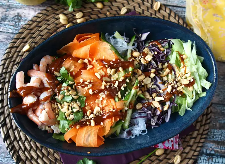 Pirinç eriştesi, karides ve baharatlı yer fıstığı soslu renkli salata